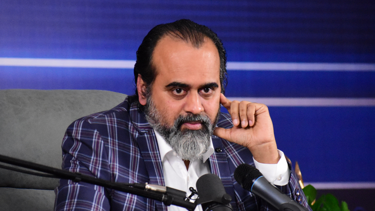 Only light can illuminate others || Acharya Prashant, on Lao Tzu (2015)